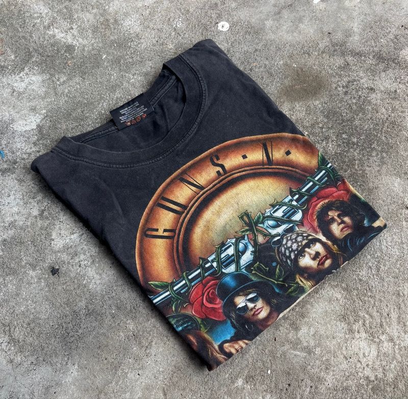 Tshirt Band Gun & Roses Art Logo Pistol & Human - Preloved