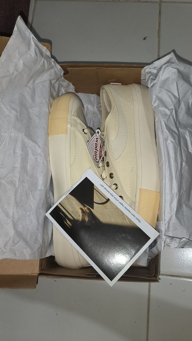 Compass Streetwear Casual Sneakers Pria cream - Preloved