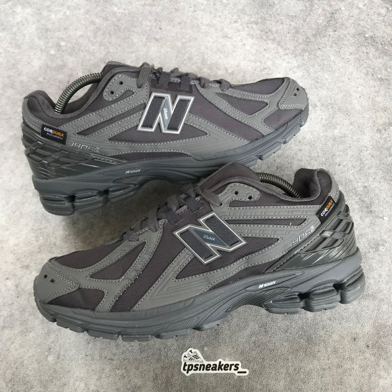 New Balance Casual Sneakers Pria gray - Preloved