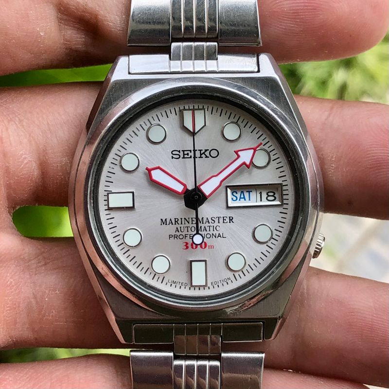 Seiko Men's Red & Silver Watch - Preloved