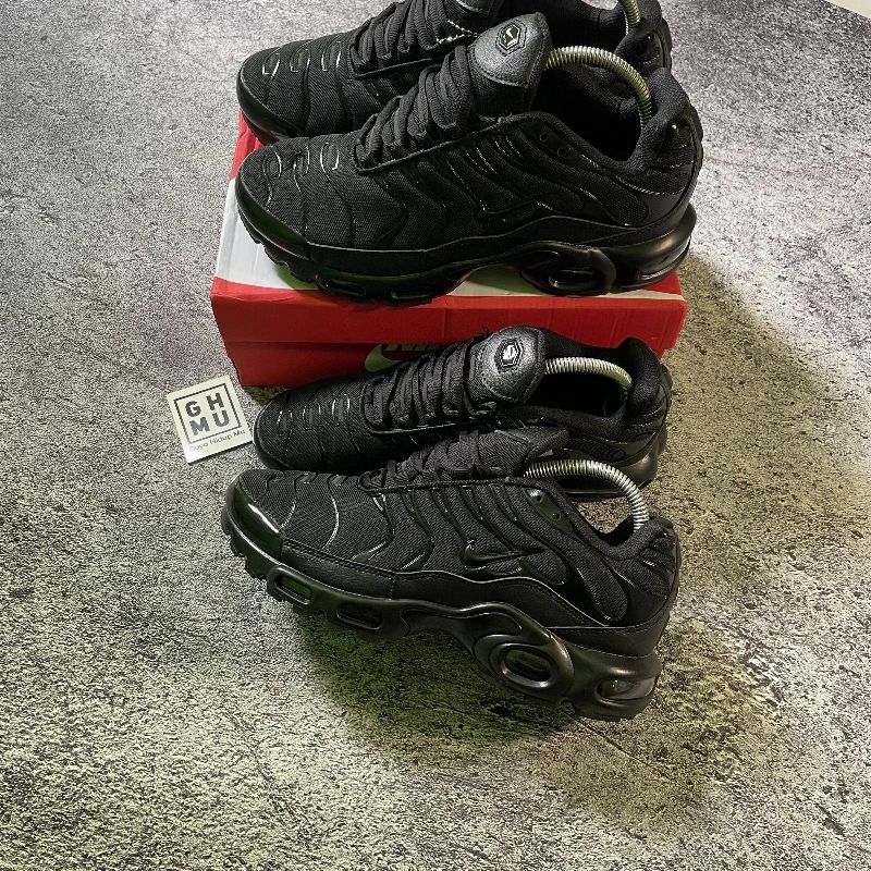 Nike Gorpcore Futurist Sneakers Pria black - Preloved