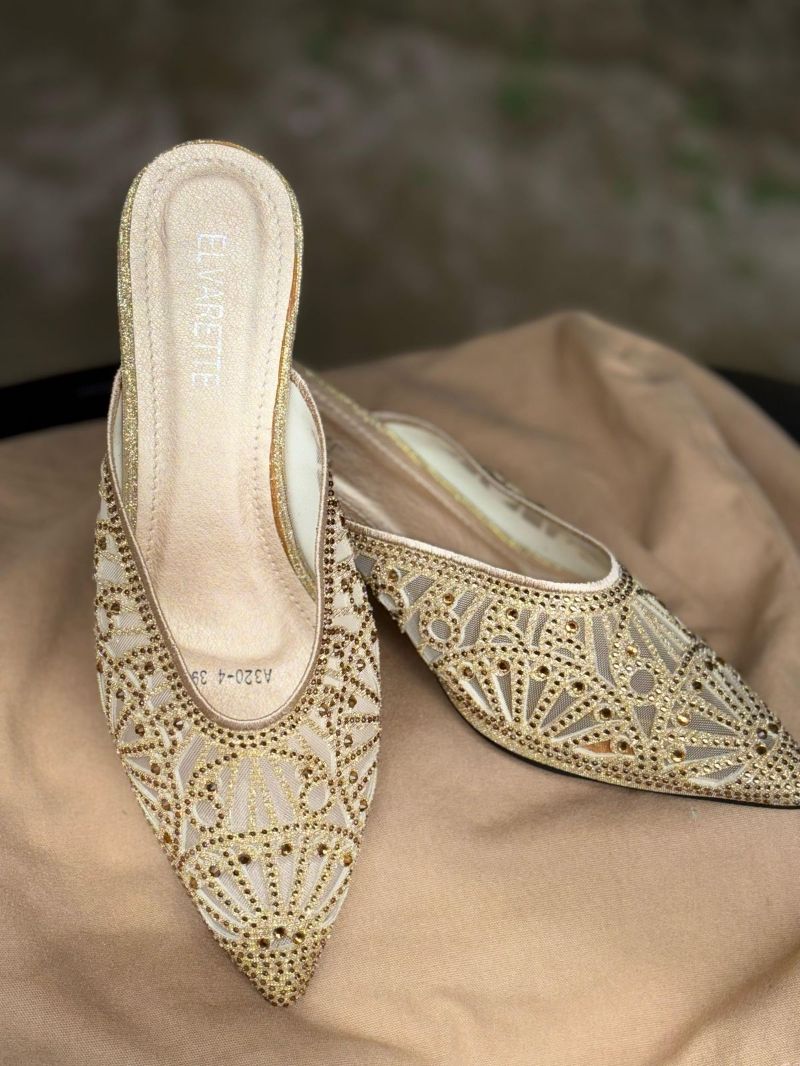 Pakaian adat Batik Heels Wanita gold - Preloved