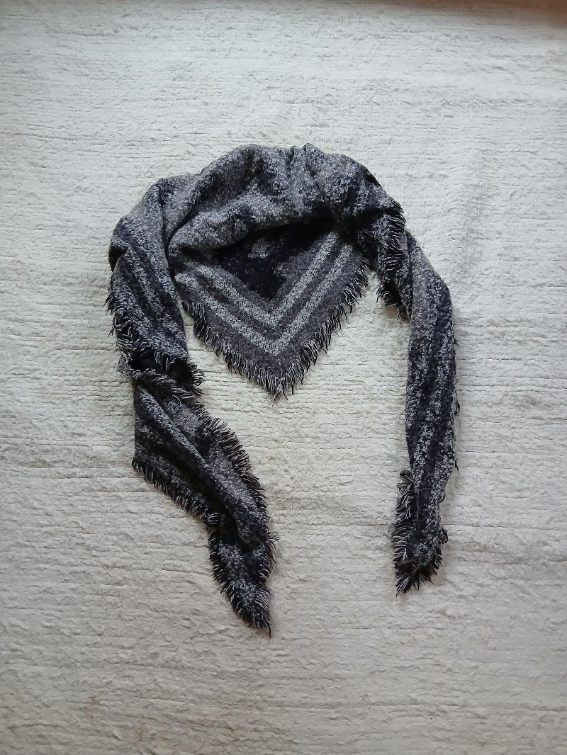 Japanese brand Luxury Indie Scarf Wanita black gray - Preloved