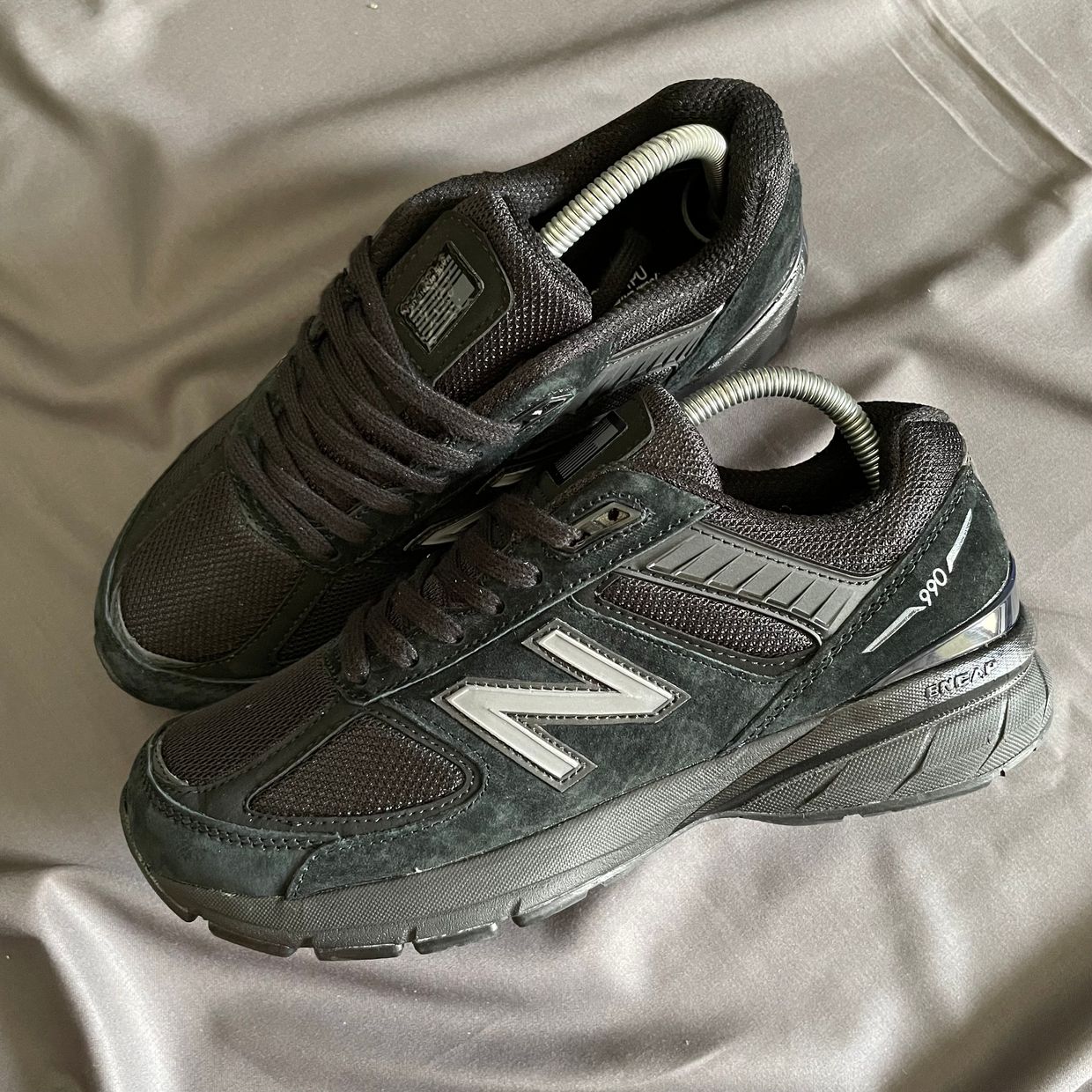 New Balance Men's Black Sneakers - Preloved