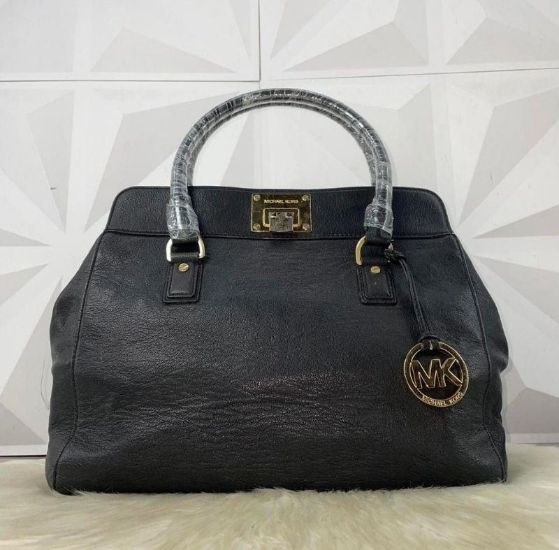 Nett Michael Kors Balck Leather large Astrid Sling bag - Preloved