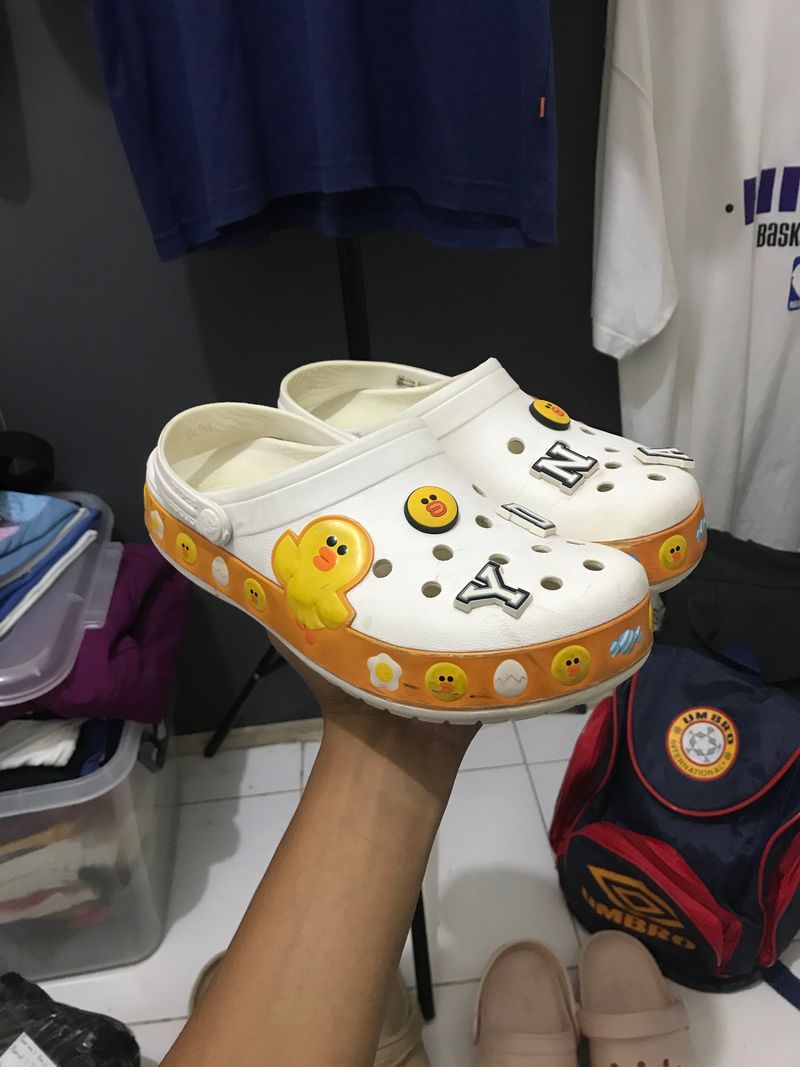 Crocs Y2K Minimalist Sandals & slide Pria white yellow - Preloved