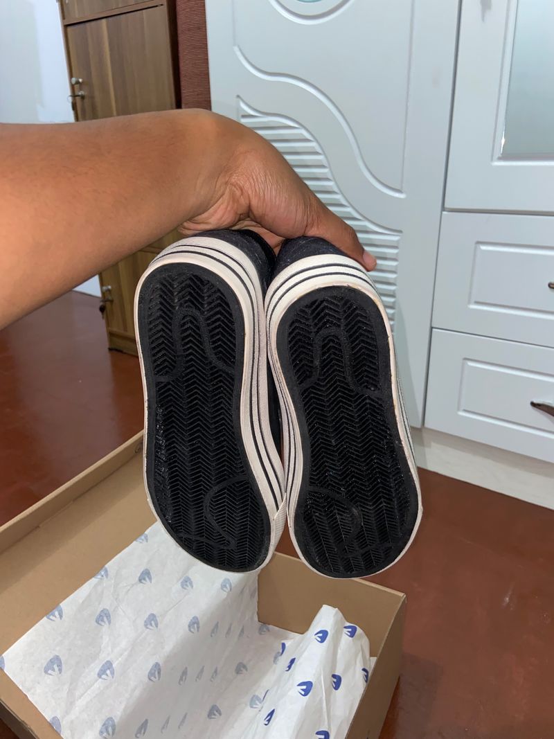 Minimalist Batik Casual shoe Pria black - Preloved